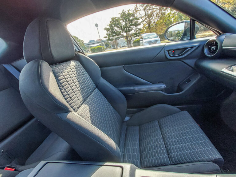 【内装インテリア編】トヨタ GR86 AT SZグレード試乗記②標準でもスポーツ感あるインテリア - PAPER DRIVER LOVERS