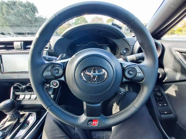 【詳細写真で新旧比較】トヨタ初代86とGR86買うならどっち？大きさ寸法・エンジンスペック・インテリア・外装 - PAPER DRIVER LOVERS