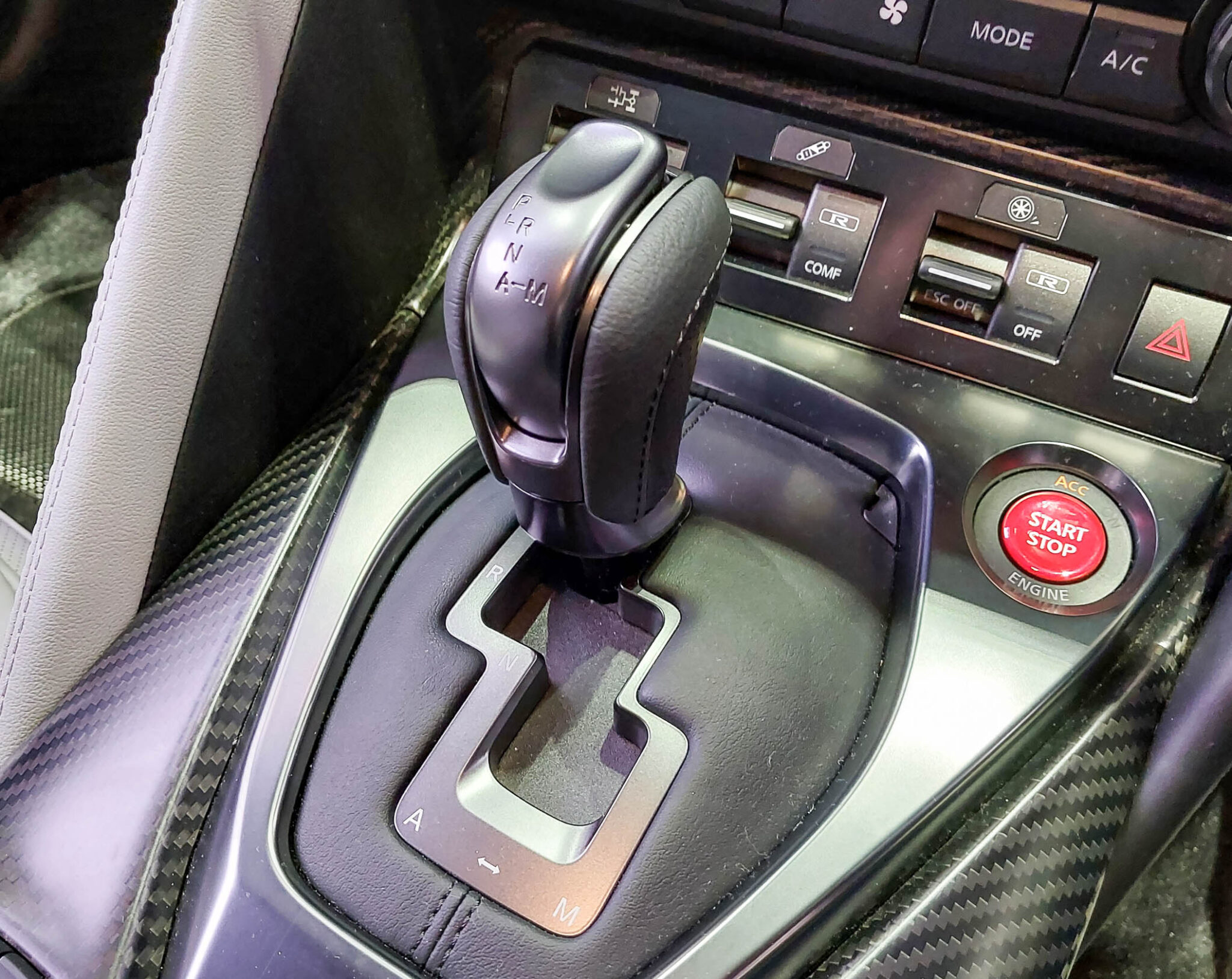 新型日産GT-R 2024年モデルの内装が凄い！プレミアム感溢れる上質なデザインをチェック - PAPER DRIVER LOVERS