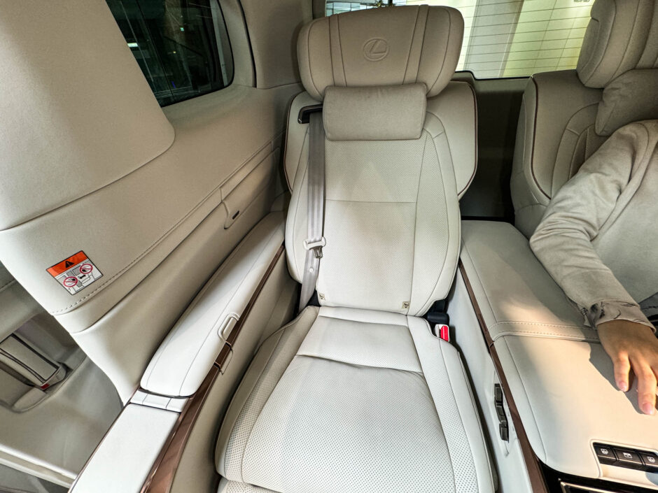 【後部座席・トランク】レクサス LM500h "EXECUTIVE"(4人乗り)内装編！迫力の48インチ！ファーストクラスの極上空間 ...