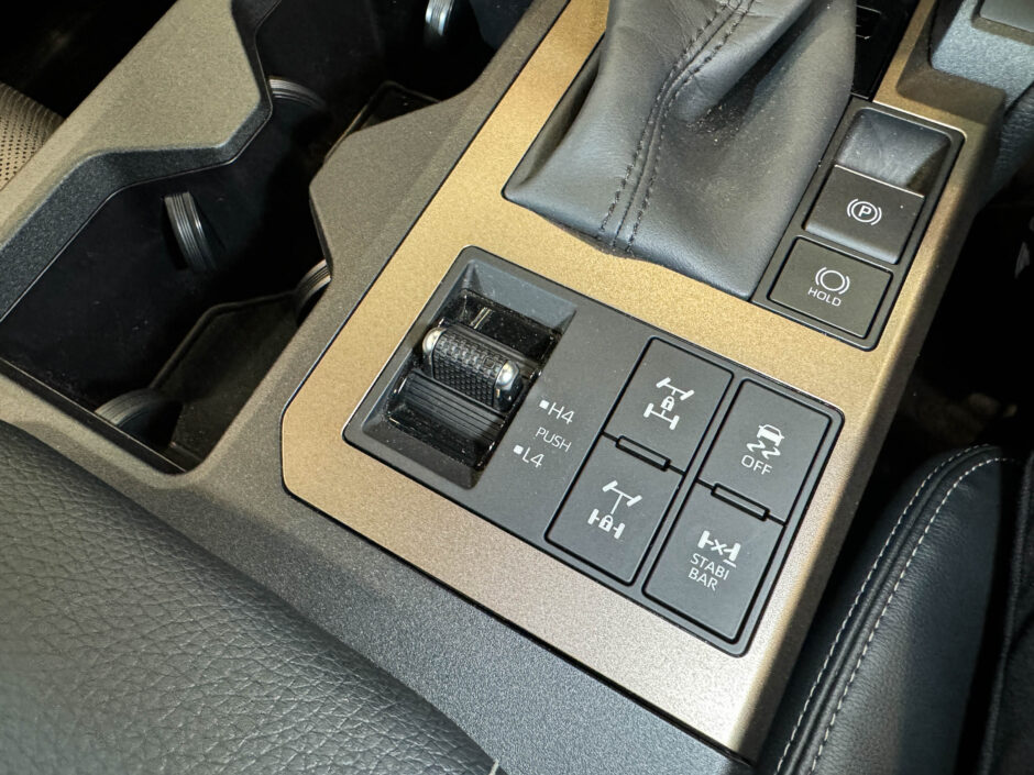 【内装編】ランドクルーザー250 「VX」ブラック内装の特徴！後部座席は想像よりも狭い！ - PAPER DRIVER LOVERS