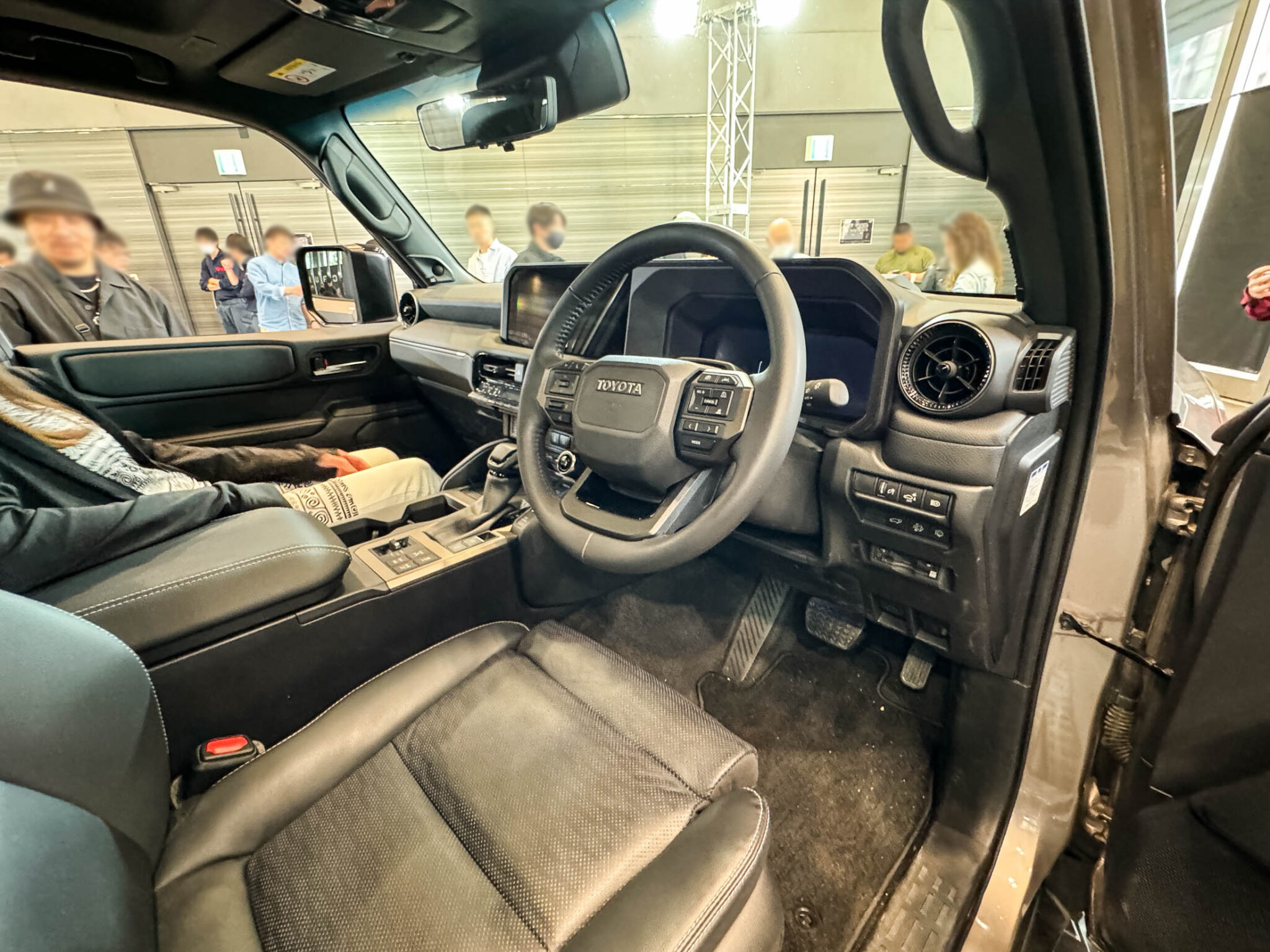 【内装編】ランドクルーザー250 「VX」ブラック内装の特徴！後部座席は想像よりも狭い！ - PAPER DRIVER LOVERS