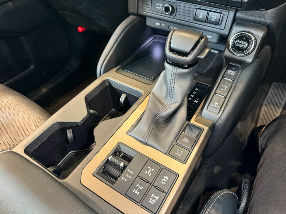 【内装編】ランドクルーザー250 「VX」ブラック内装の特徴！後部座席は想像よりも狭い！ - PAPER DRIVER LOVERS