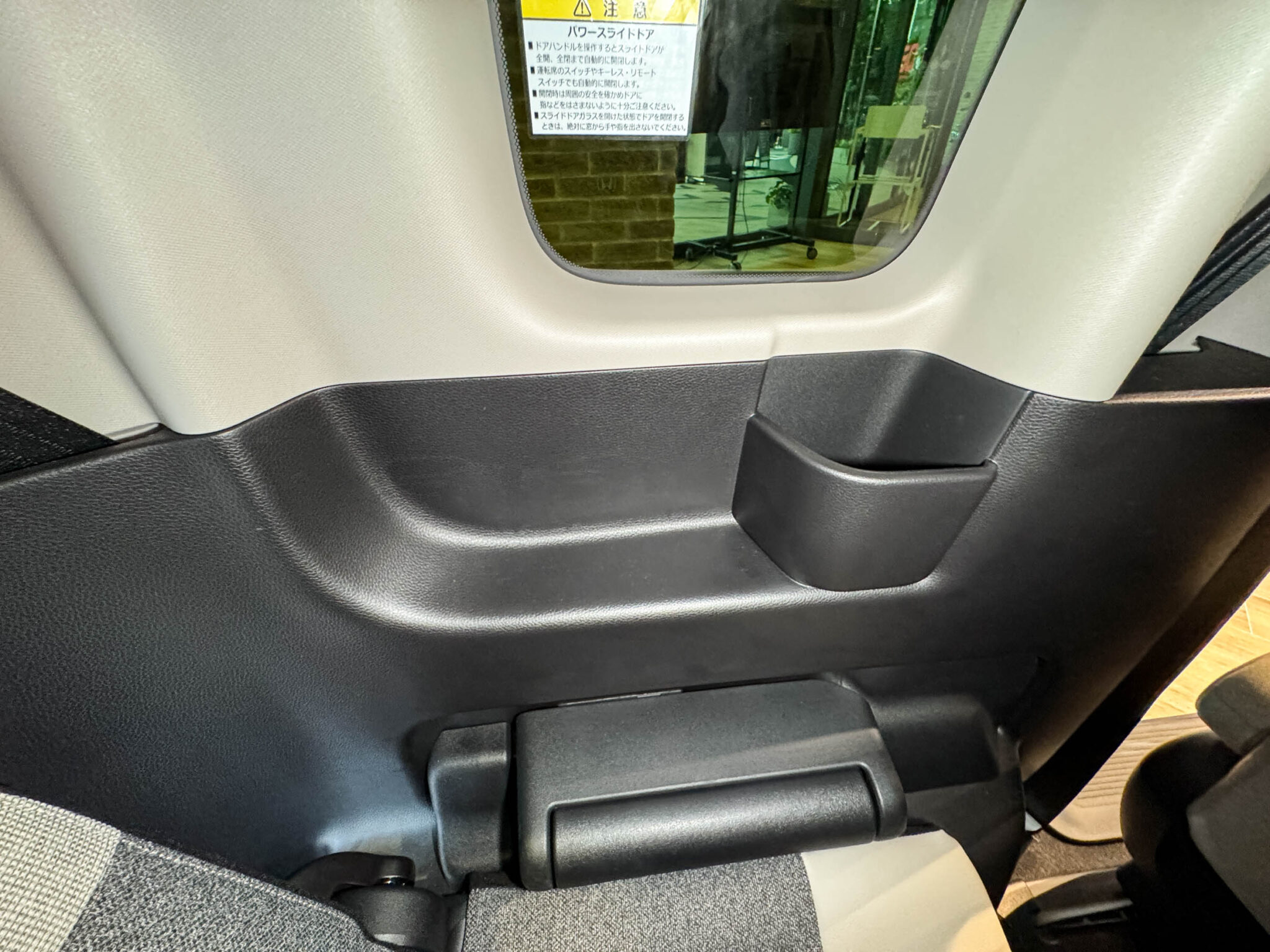 【3列目狭め】新型フリード AIR EX 6人乗りの3列目シートの広さとトランクの内装チェック！ - PAPER DRIVER LOVERS